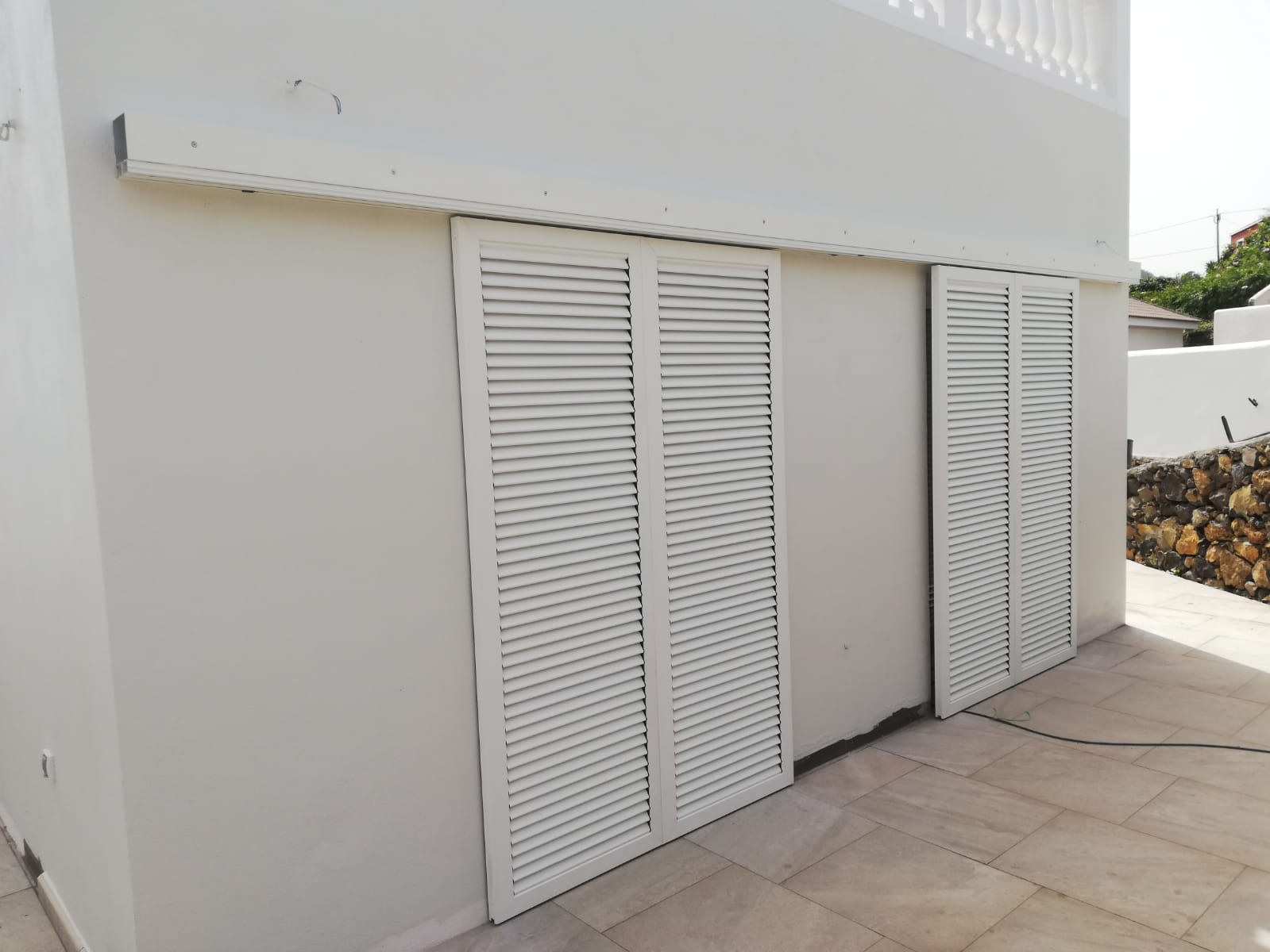 Instalación de contraventanas correderas con lamas de aluminio