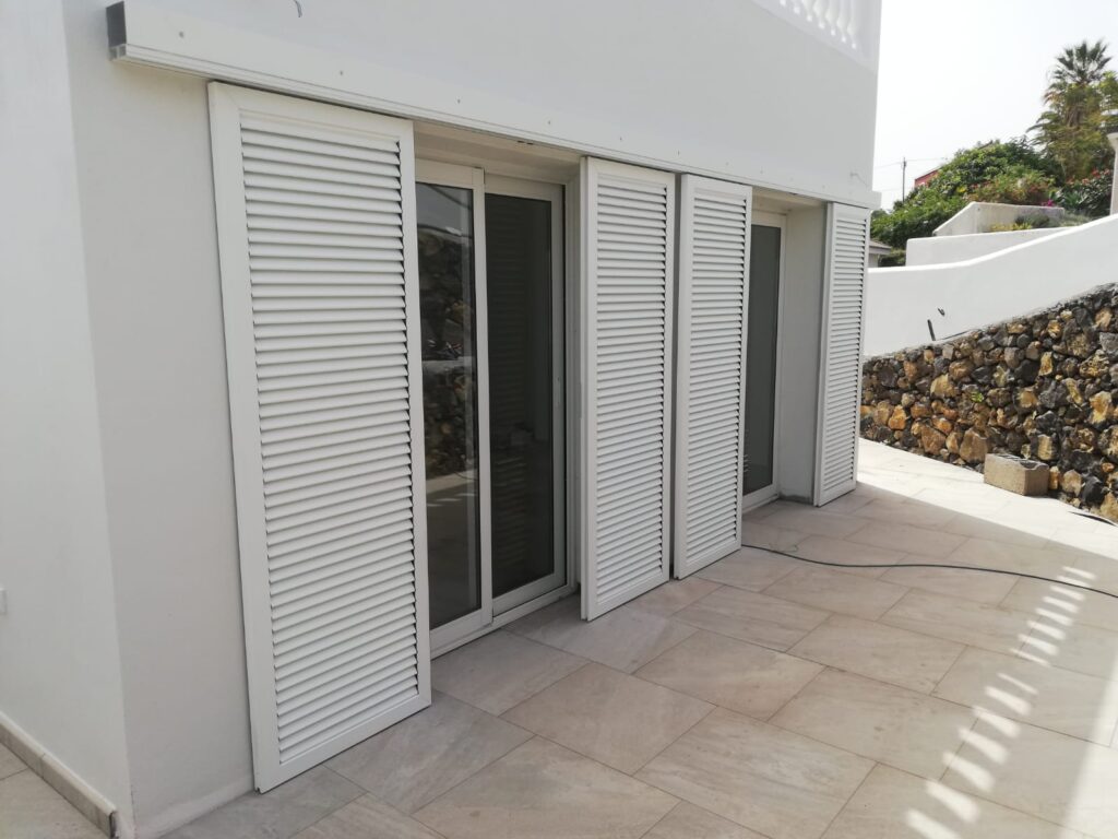 Instalación de contraventanas correderas con lamas de aluminio